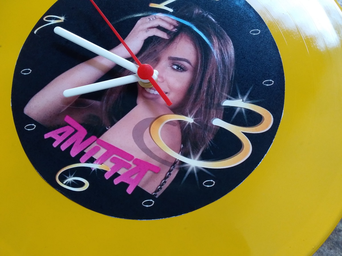 Relógio de Parede em disco de vinil Anitta | Elo7 Relógio de Parede em disco de vinil Anitta | Elo7