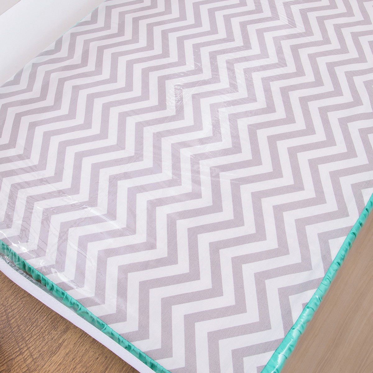 Trocador de Espuma Plastificado Zig Zag Cinza com Tiffany | Elo7 Trocador de Espuma Plastificado Zig Zag Cinza com Tiffany | Elo7