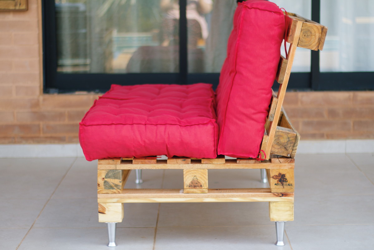 Sofa de Pallet com Almofadas | Elo7 Produtos Especiais Sofa de Pallet com Almofadas | Elo7 Produtos Especiais