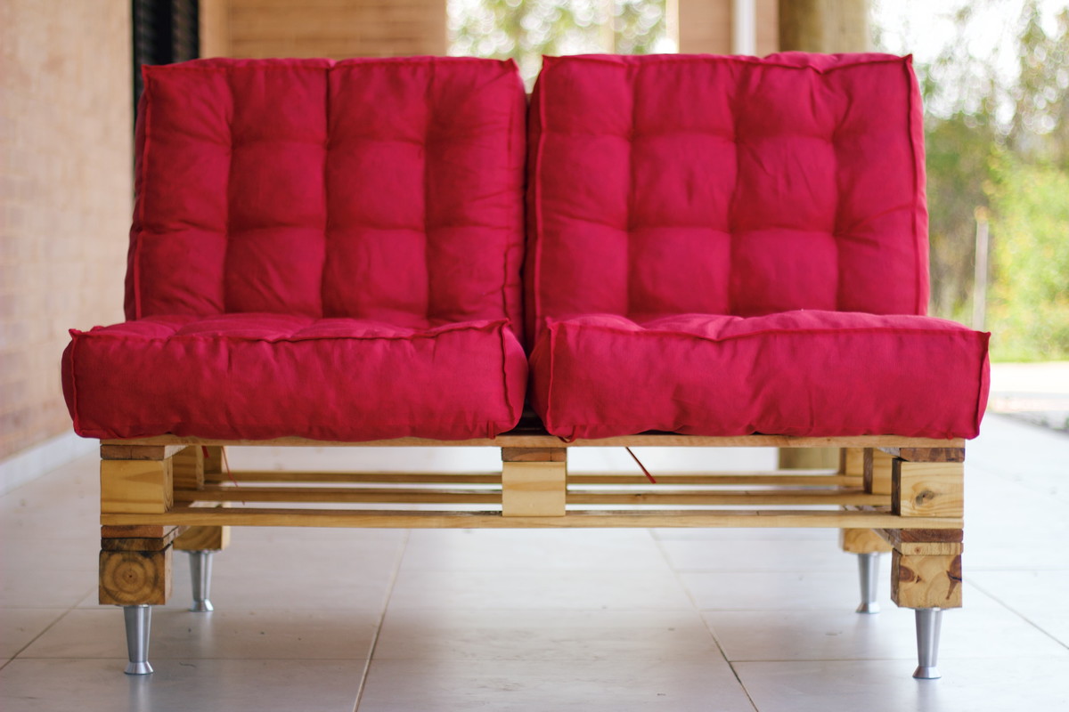 Sofa de Pallet com Almofadas | Elo7 Produtos Especiais Sofa de Pallet com Almofadas | Elo7 Produtos Especiais