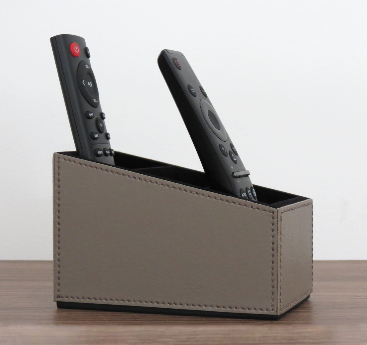 Porta Controle Remoto 3 Divisórias em Corino Cor Fendi | Elo7 Porta Controle Remoto 3 Divisórias em Corino Cor Fendi | Elo7